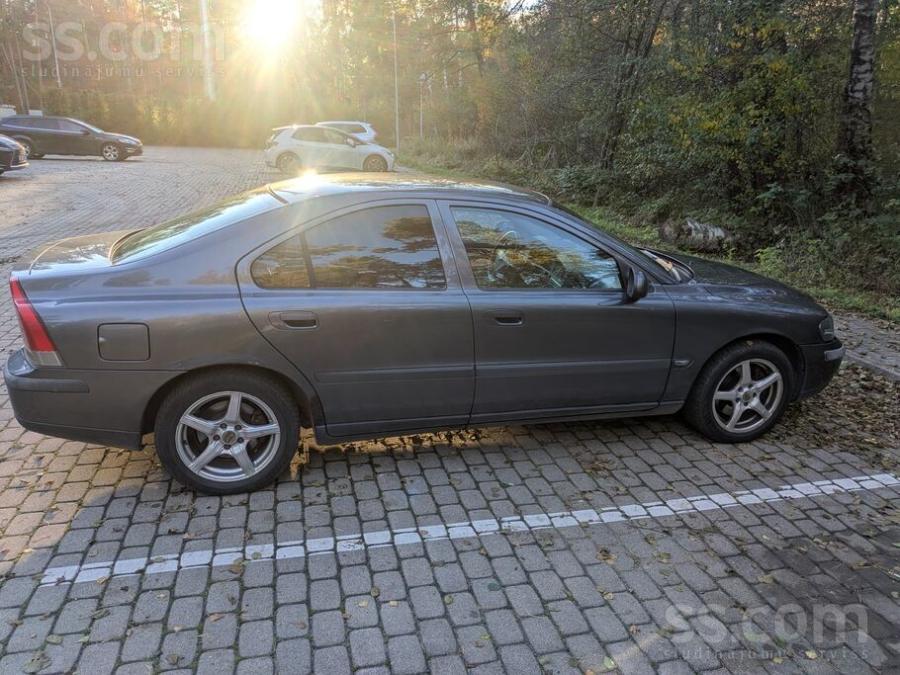 Pelēks Volvo S60 2002 Rīga, ar dzinēja tilpumu 2.40 L un nobraukumu 394 tūkst. km par 1100 €, foto 1 vietnē AUTOMOTO.COM.LV