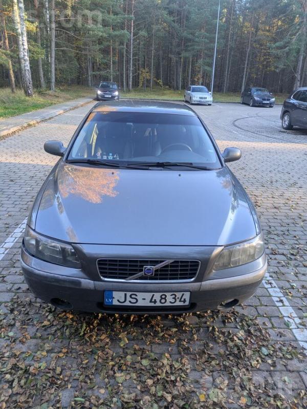Grey Volvo S60 2002 in Riga, with an engine capacity of 2.40 L and mileage of 394 thousand km for 1100 €, photo 2 on AUTOMOTO.COM.LV