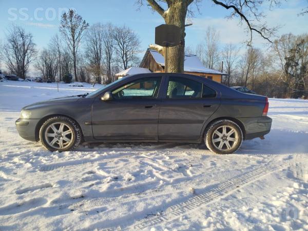 Grey Volvo S60 2002 in Gulbene, with an engine capacity of 2.40 L and mileage of 411 thousand km for 1250 €, photo 2 on AUTOMOTO.COM.LV
