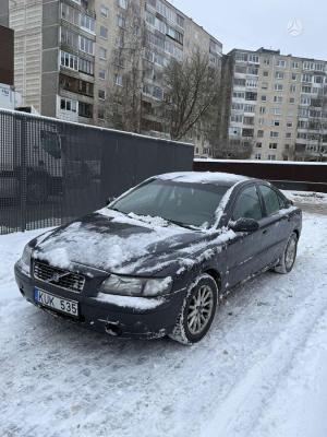 Pelēks Volvo S60 2002 Viļņa, ar dzinēja tilpumu 2.40 L un nobraukumu 281 tūkst. km par 360 €, foto  vietnē AUTOMOTO.COM.LV
