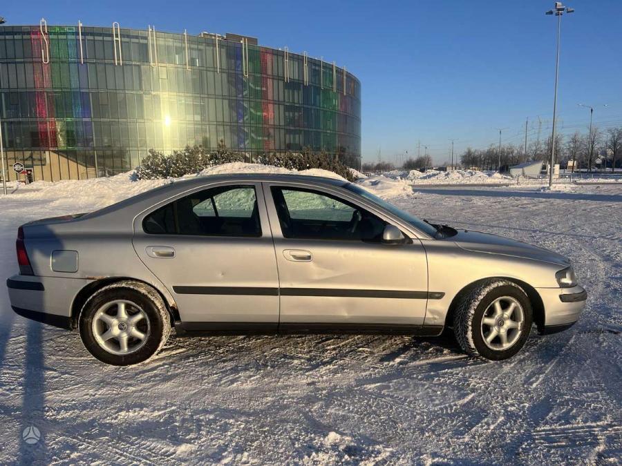 Grey Volvo S60 2002 in Siauliai, with an engine capacity of 2.40 L and mileage of 489 thousand km for 1000 €, photo 4 on AUTOMOTO.COM.LV
