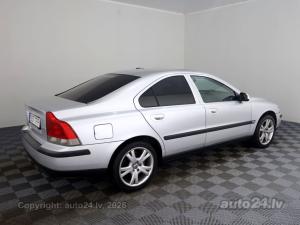 Pelēks Volvo S60 2002 Tallina, ar dzinēja tilpumu 2.40 L un nobraukumu 366 tūkst. km par 1199 €, foto 3 vietnē AUTOMOTO.COM.LV