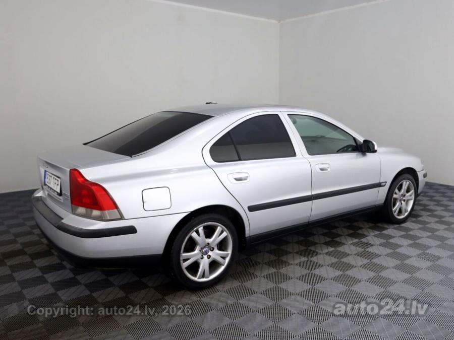 Pelēks Volvo S60 2002 Tallina, ar dzinēja tilpumu 2.40 L un nobraukumu 366 tūkst. km par 1199 €, foto 3 vietnē AUTOMOTO.COM.LV