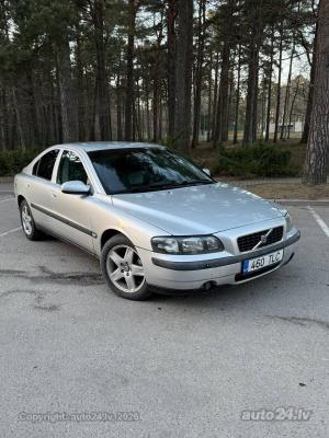 Pelēks Volvo S60 2002 Tallina, ar dzinēja tilpumu 2.40 L un nobraukumu 292 tūkst. km par 2450 €, foto  vietnē AUTOMOTO.COM.LV