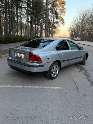 Pelēks Volvo S60 2002 Tallina, ar dzinēja tilpumu 2.40 L un nobraukumu 292 tūkst. km par 2450 €, foto 2 vietnē AUTOMOTO.COM.LV