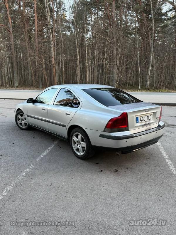 Pelēks Volvo S60 2002 Tallina, ar dzinēja tilpumu 2.40 L un nobraukumu 292 tūkst. km par 2450 €, foto 3 vietnē AUTOMOTO.COM.LV