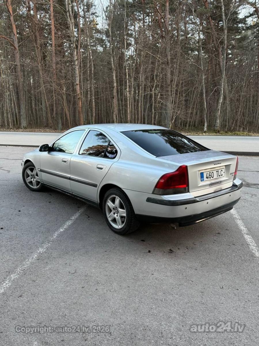 Pelēks Volvo S60 2002 Tallina, ar dzinēja tilpumu 2.40 L un nobraukumu 292 tūkst. km par 2450 €, foto 3 vietnē AUTOMOTO.COM.LV