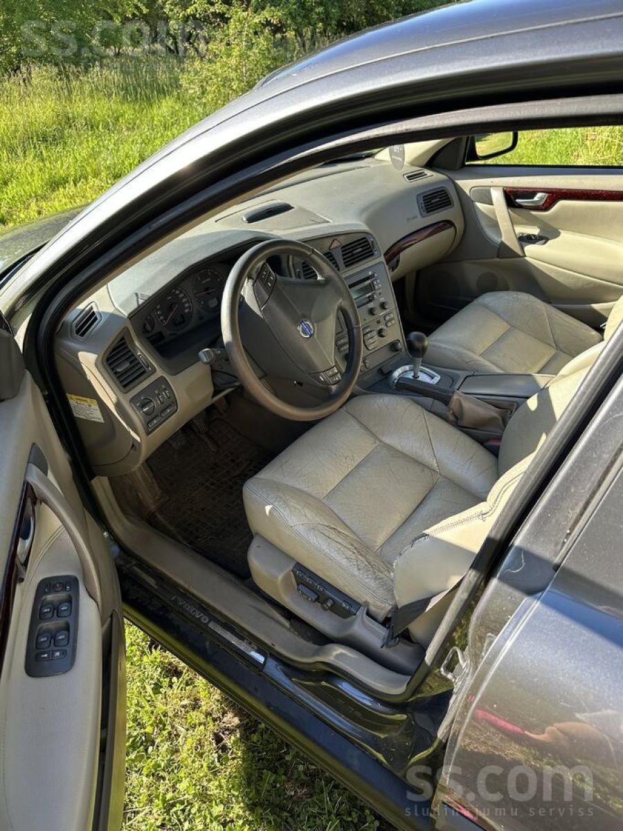 Grey Volvo S60 2002 in Tukums, with an engine capacity of 2.40 L and mileage of 517 thousand km for 800 €, photo 3 on AUTOMOTO.COM.LV