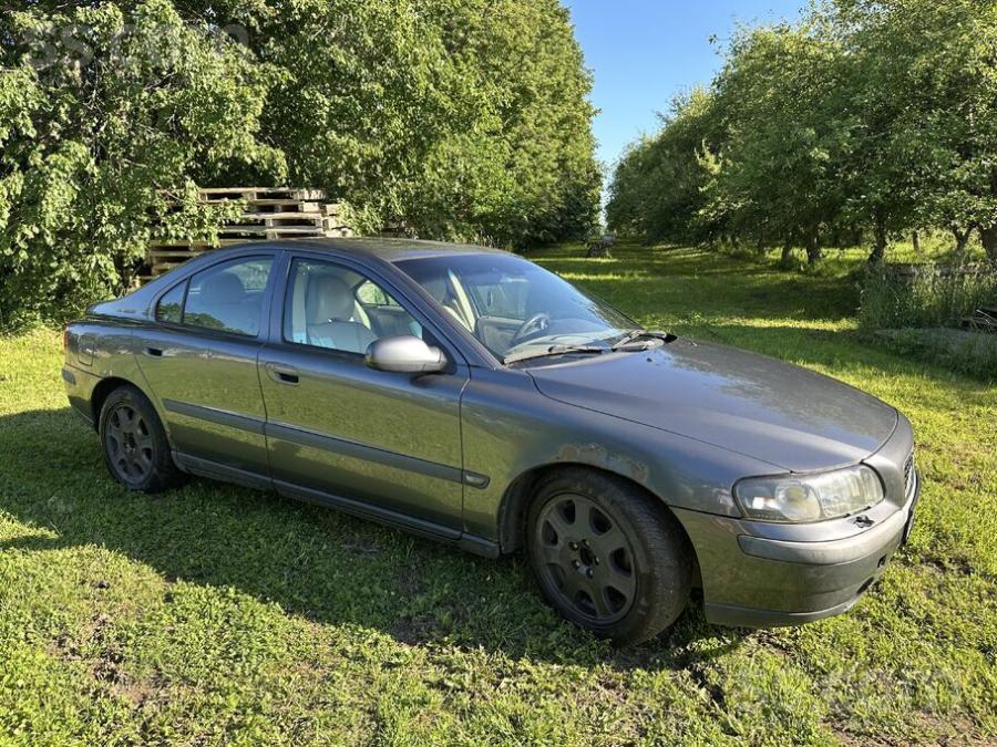 Grey Volvo S60 2002 in Tukums, with an engine capacity of 2.40 L and mileage of 517 thousand km for 800 €, photo 7 on AUTOMOTO.COM.LV