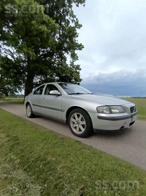 Grey Volvo S60 2002 in Valka, with an engine capacity of 2.40 L and mileage of 432 thousand km for 1600 €, photo 1 on AUTOMOTO.COM.LV
