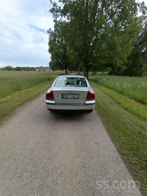 Grey Volvo S60 2002 in Valka, with an engine capacity of 2.40 L and mileage of 432 thousand km for 1600 €, photo 4 on AUTOMOTO.COM.LV