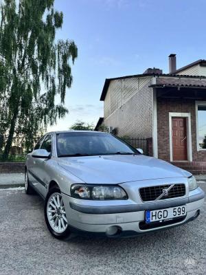 Pelēks Volvo S60 2002 Viļņa, ar dzinēja tilpumu 2.40 L un nobraukumu 400 tūkst. km par 750 €, foto  vietnē AUTOMOTO.COM.LV