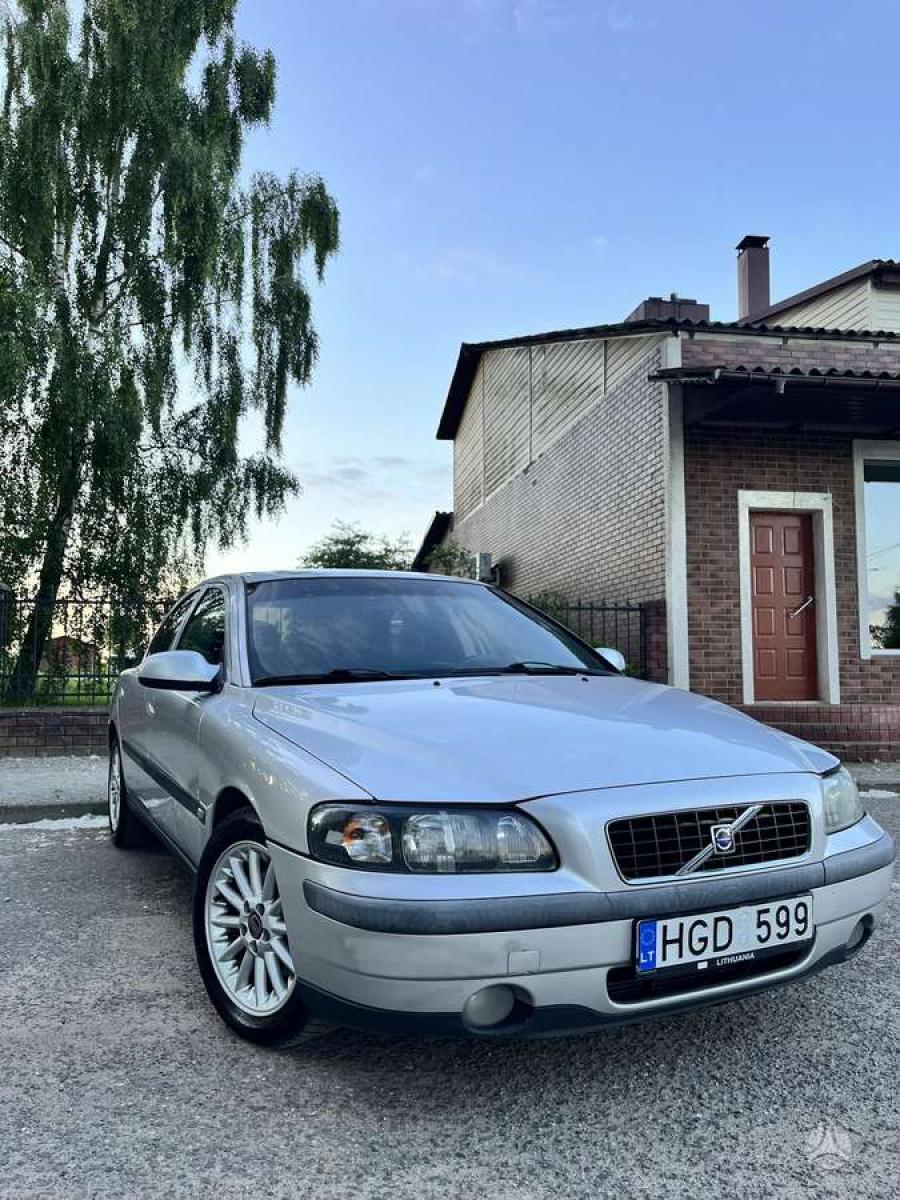 Grey Volvo S60 2002 in Vilnius, with an engine capacity of 2.40 L and mileage of 400 thousand km for 750 €, photo 1 on AUTOMOTO.COM.LV