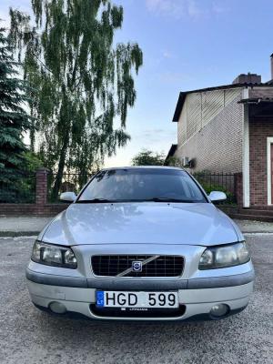 Grey Volvo S60 2002 in Vilnius, with an engine capacity of 2.40 L and mileage of 400 thousand km for 750 €, photo 3 on AUTOMOTO.COM.LV
