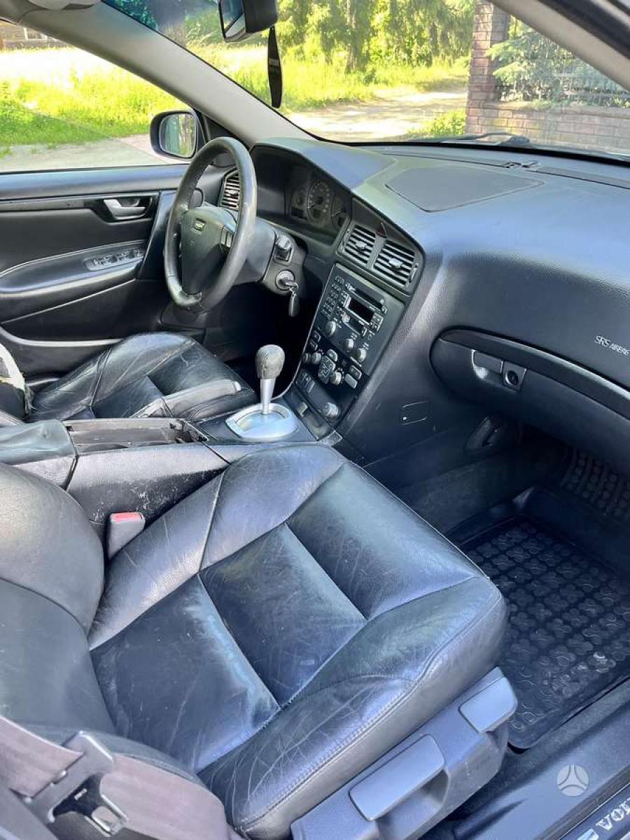 Grey Volvo S60 2002 in Vilnius, with an engine capacity of 2.40 L and mileage of 400 thousand km for 750 €, photo 10 on AUTOMOTO.COM.LV
