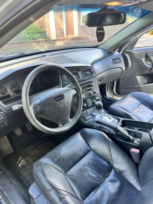 Grey Volvo S60 2002 in Vilnius, with an engine capacity of 2.40 L and mileage of 400 thousand km for 750 €, photo 11 on AUTOMOTO.COM.LV