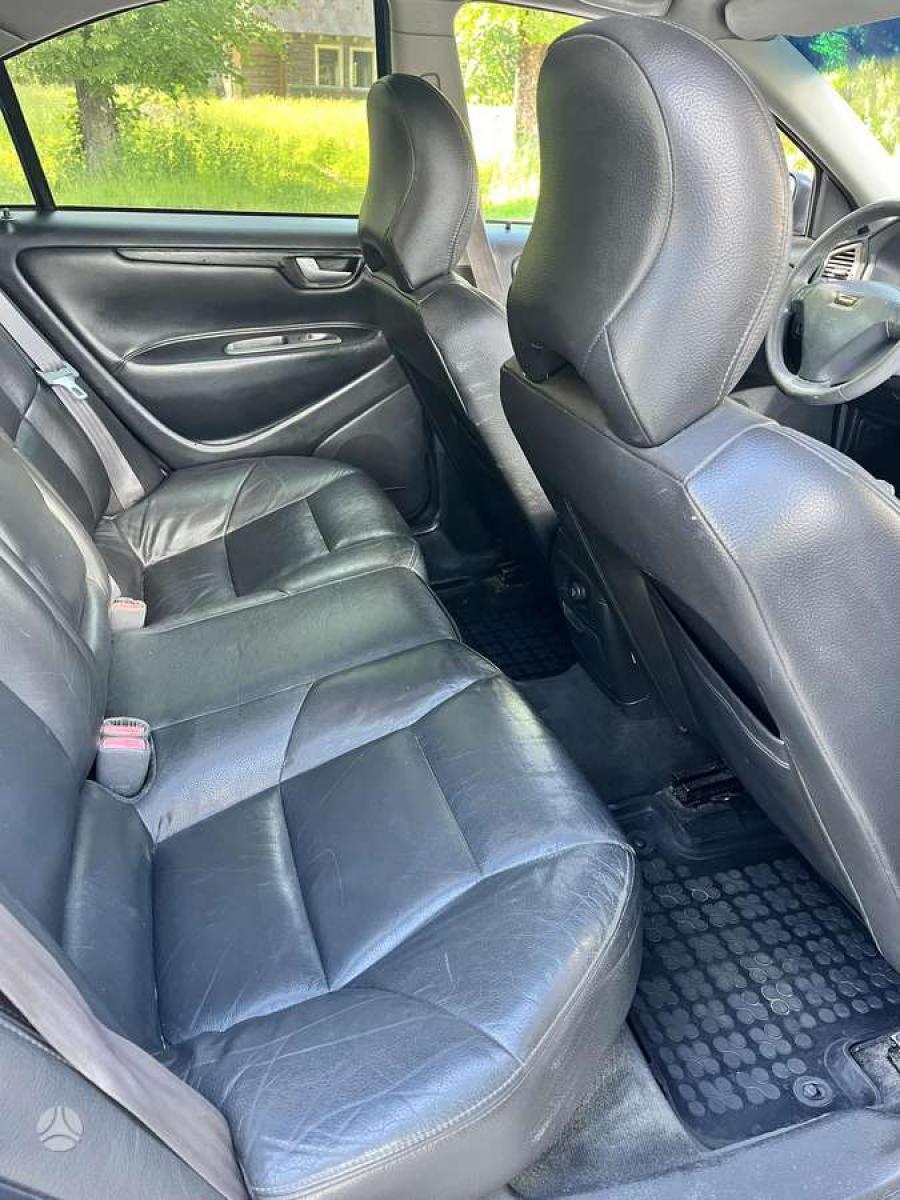 Grey Volvo S60 2002 in Vilnius, with an engine capacity of 2.40 L and mileage of 400 thousand km for 750 €, photo 12 on AUTOMOTO.COM.LV