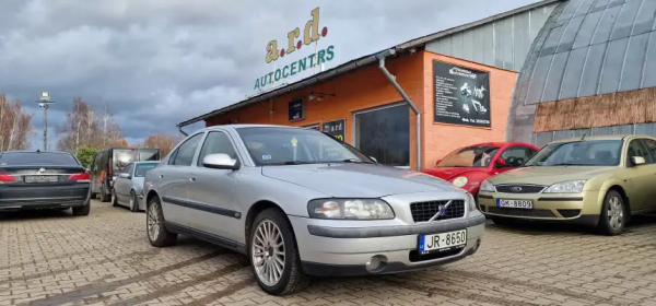 Pelēks Volvo S60 2002 Valmiera, ar dzinēja tilpumu 2.40 L un nobraukumu 296 tūkst. km par 1550 €, foto 1 vietnē AUTOMOTO.COM.LV