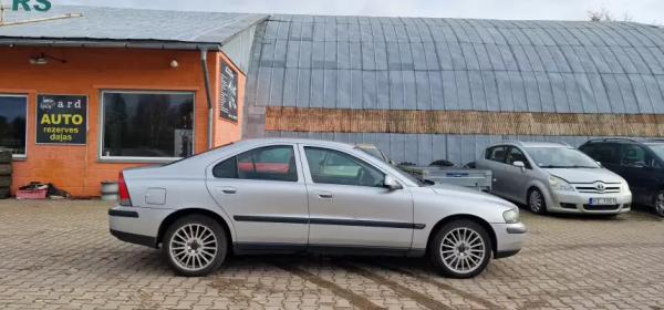 Pelēks Volvo S60 2002 Valmiera, ar dzinēja tilpumu 2.40 L un nobraukumu 296 tūkst. km par 1550 €, foto 2 vietnē AUTOMOTO.COM.LV