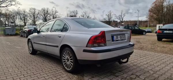 Pelēks Volvo S60 2002 Valmiera, ar dzinēja tilpumu 2.40 L un nobraukumu 296 tūkst. km par 1550 €, foto 4 vietnē AUTOMOTO.COM.LV