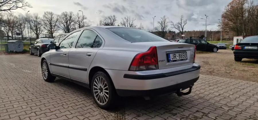 Pelēks Volvo S60 2002 Valmiera, ar dzinēja tilpumu 2.40 L un nobraukumu 296 tūkst. km par 1550 €, foto 5 vietnē AUTOMOTO.COM.LV