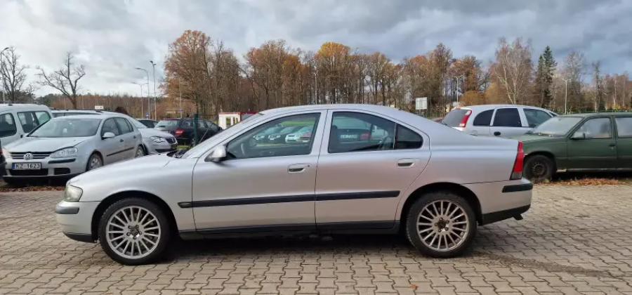 Pelēks Volvo S60 2002 Valmiera, ar dzinēja tilpumu 2.40 L un nobraukumu 296 tūkst. km par 1550 €, foto 6 vietnē AUTOMOTO.COM.LV