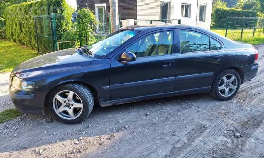 Pelēks Volvo S60 2002 Ogre, ar dzinēja tilpumu 2.50 L un nobraukumu 258 tūkst. km par 2300 €, foto 1 vietnē AUTOMOTO.COM.LV