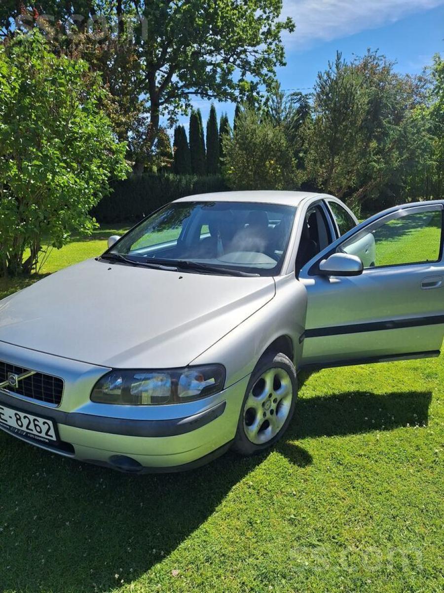 Grey Volvo S60 2002 in Valmiera, with an engine capacity of 2.40 L and mileage of 269 thousand km for 2150 €, photo 7 on AUTOMOTO.COM.LV