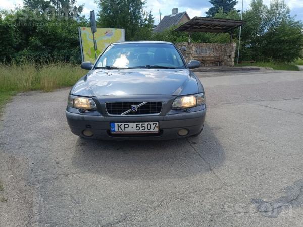 Pelēks Volvo S60 2002 Ogre, ar dzinēja tilpumu 2.40 L un nobraukumu 450 tūkst. km par 550 €, foto 1 vietnē AUTOMOTO.COM.LV