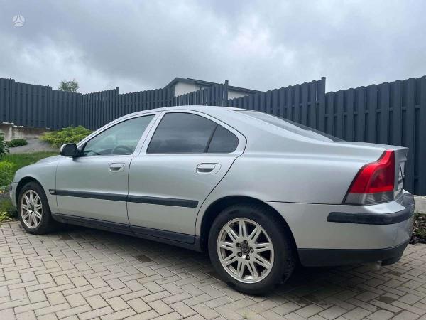 Pelēks Volvo S60 2002 Viļņa, ar dzinēja tilpumu 2.40 L un nobraukumu 291 tūkst. km par 1400 €, foto 1 vietnē AUTOMOTO.COM.LV