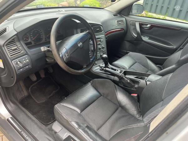 Pelēks Volvo S60 2002 Viļņa, ar dzinēja tilpumu 2.40 L un nobraukumu 291 tūkst. km par 1400 €, foto 2 vietnē AUTOMOTO.COM.LV
