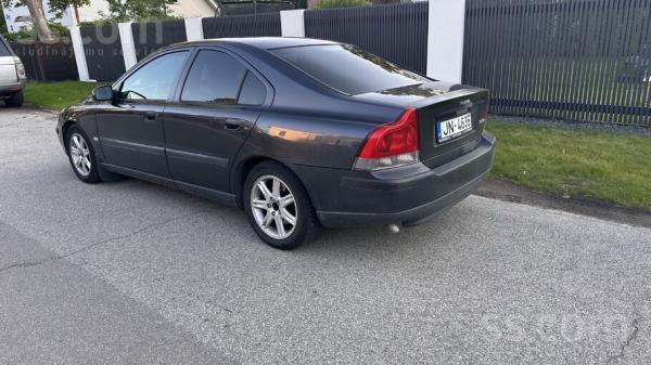 Pelēks Volvo S60 2002 Jūrmala, ar dzinēja tilpumu 2.40 L un nobraukumu 440 tūkst. km par 1900 €, foto 2 vietnē AUTOMOTO.COM.LV