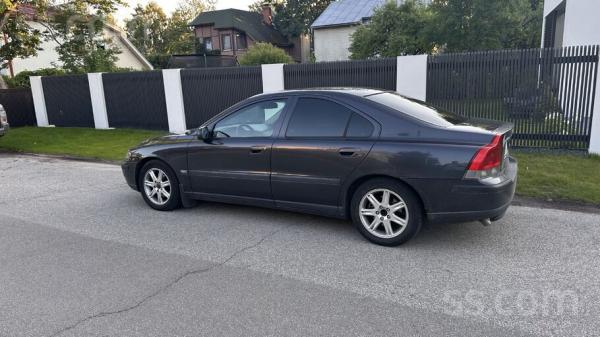 Pelēks Volvo S60 2002 Jūrmala, ar dzinēja tilpumu 2.40 L un nobraukumu 440 tūkst. km par 1900 €, foto 5 vietnē AUTOMOTO.COM.LV