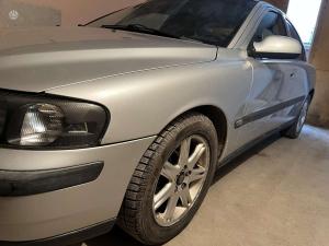 Pelēks Volvo S60 2002 Pakruojis, ar dzinēja tilpumu 2.40 L un nobraukumu 344 tūkst. km par 1500 €, foto  vietnē AUTOMOTO.COM.LV
