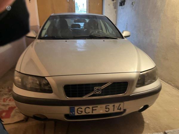 Grey Volvo S60 2002 in Pakruojis, with an engine capacity of 2.40 L and mileage of 344 thousand km for 1500 €, photo 2 on AUTOMOTO.COM.LV