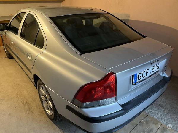 Grey Volvo S60 2002 in Pakruojis, with an engine capacity of 2.40 L and mileage of 344 thousand km for 1500 €, photo 3 on AUTOMOTO.COM.LV