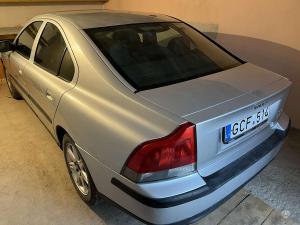 Grey Volvo S60 2002 in Pakruojis, with an engine capacity of 2.40 L and mileage of 344 thousand km for 1500 €, photo 4 on AUTOMOTO.COM.LV