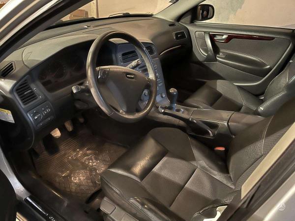 Grey Volvo S60 2002 in Pakruojis, with an engine capacity of 2.40 L and mileage of 344 thousand km for 1500 €, photo 4 on AUTOMOTO.COM.LV