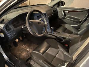 Grey Volvo S60 2002 in Pakruojis, with an engine capacity of 2.40 L and mileage of 344 thousand km for 1500 €, photo 5 on AUTOMOTO.COM.LV