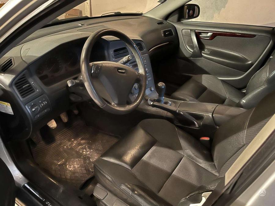 Grey Volvo S60 2002 in Pakruojis, with an engine capacity of 2.40 L and mileage of 344 thousand km for 1500 €, photo 5 on AUTOMOTO.COM.LV