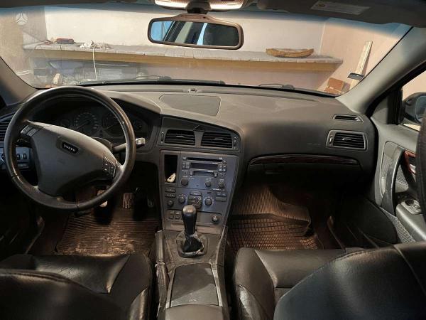 Grey Volvo S60 2002 in Pakruojis, with an engine capacity of 2.40 L and mileage of 344 thousand km for 1500 €, photo 5 on AUTOMOTO.COM.LV