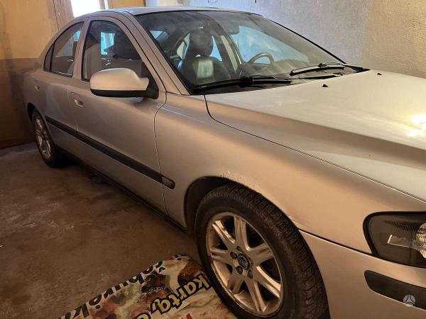 Grey Volvo S60 2002 in Pakruojis, with an engine capacity of 2.40 L and mileage of 344 thousand km for 1500 €, photo 7 on AUTOMOTO.COM.LV