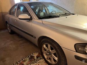 Grey Volvo S60 2002 in Pakruojis, with an engine capacity of 2.40 L and mileage of 344 thousand km for 1500 €, photo 8 on AUTOMOTO.COM.LV