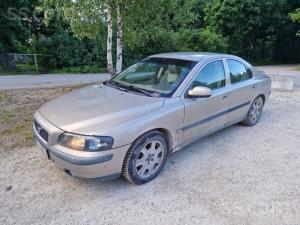 Grey Volvo S60 2002 in Riga, with an engine capacity of 2.40 L and mileage of 392 thousand km for 1200 €, photo  on AUTOMOTO.COM.LV