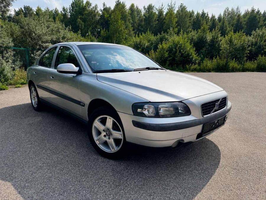 Grey Volvo S60 2002 in Vilnius, with an engine capacity of 2.40 L and mileage of 295 thousand km for 1700 €, photo 1 on AUTOMOTO.COM.LV