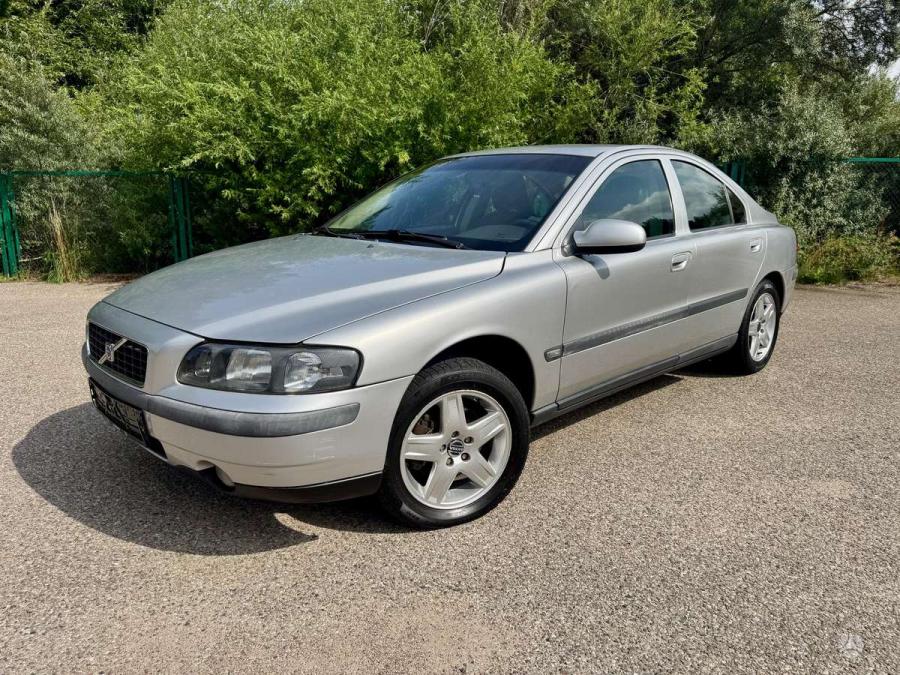 Grey Volvo S60 2002 in Vilnius, with an engine capacity of 2.40 L and mileage of 295 thousand km for 1700 €, photo 3 on AUTOMOTO.COM.LV