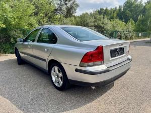 Grey Volvo S60 2002 in Vilnius, with an engine capacity of 2.40 L and mileage of 295 thousand km for 1700 €, photo 4 on AUTOMOTO.COM.LV
