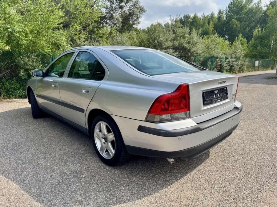 Grey Volvo S60 2002 in Vilnius, with an engine capacity of 2.40 L and mileage of 295 thousand km for 1700 €, photo 4 on AUTOMOTO.COM.LV