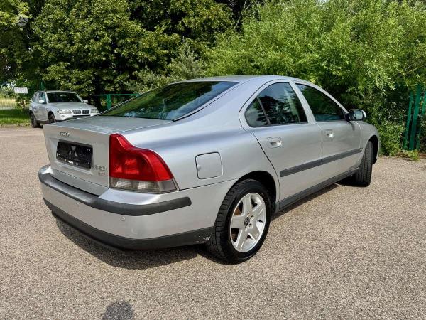 Pelēks Volvo S60 2002 Viļņa, ar dzinēja tilpumu 2.40 L un nobraukumu 295 tūkst. km par 1700 €, foto 4 vietnē AUTOMOTO.COM.LV