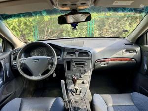 Grey Volvo S60 2002 in Vilnius, with an engine capacity of 2.40 L and mileage of 295 thousand km for 1700 €, photo 9 on AUTOMOTO.COM.LV